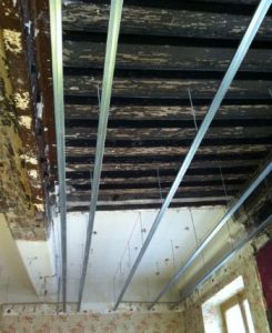 Pose des rails à placo : pose sur cloison, mur, plafond - Réussir sa ...